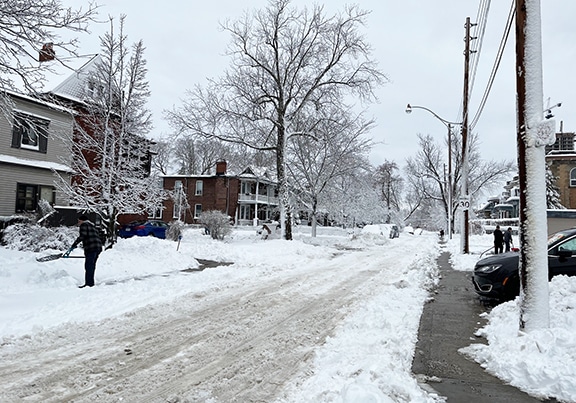 East Toronto residents digging out after storm brings 'thundersnow' and ...